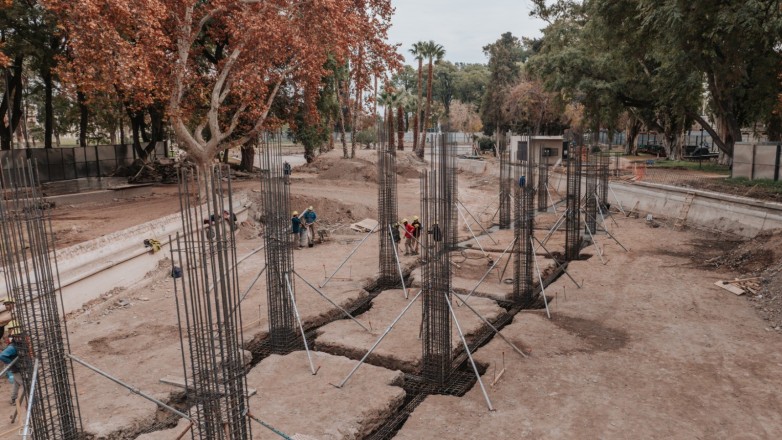 El nuevo puente del lago del Parque de Mayo empieza a tomar forma ...